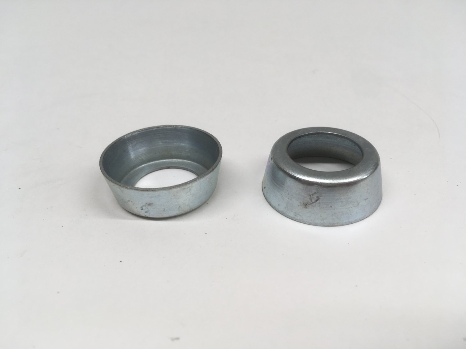 CUP, spring shackle seal retainer (F) | Desmet Jeepparts