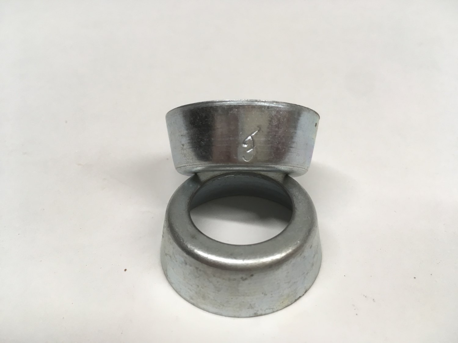 CUP, spring shackle seal retainer (F) | Desmet Jeepparts