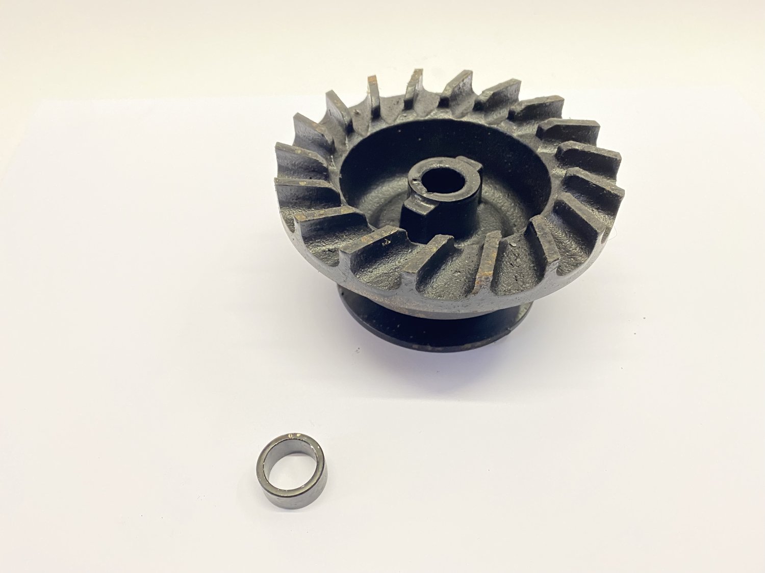 PULLEY, generator, with spacer | Desmet Jeepparts