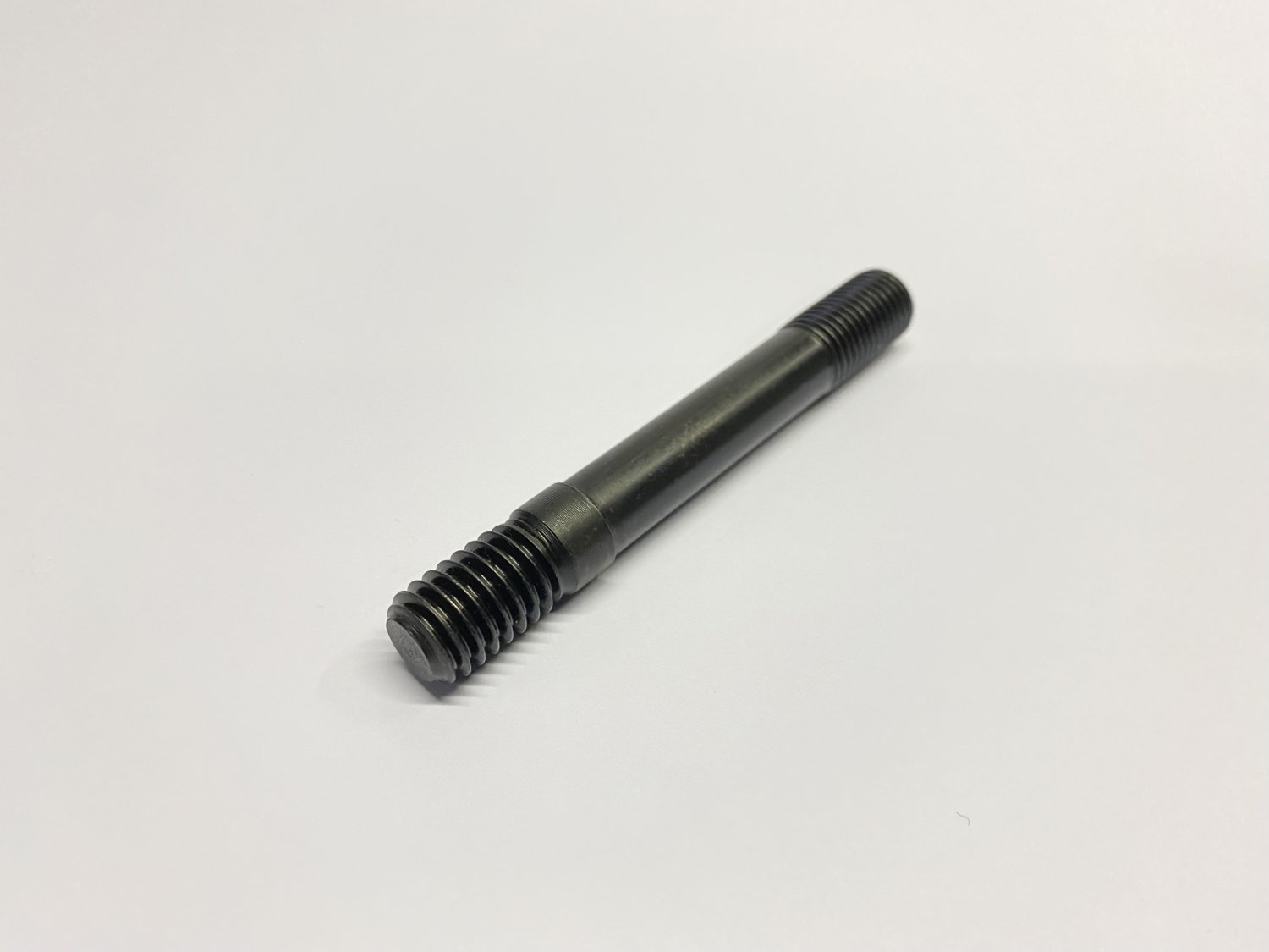 STUD, cylinder head short (Dodge) | Desmet Jeepparts